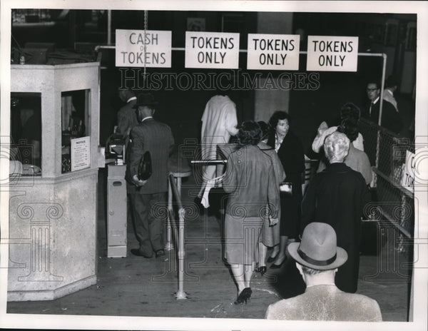 1961 Press Photo Rush hour on the Shaker Rapid Transit platform in the ...