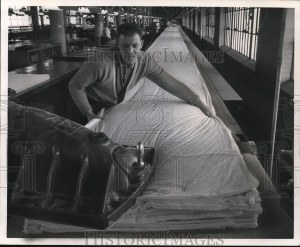 1961 Press Photo John Hegna, die cutter at Richman Brothers Company ...