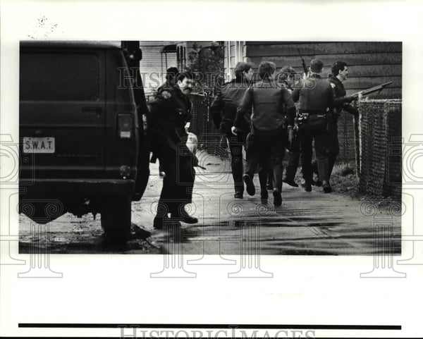 1986 Press Photo The SWAT Team members during a Cleveland raid ...