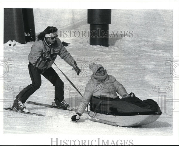 1989 Press Photo Nancy Minton in the sled with Rick Stiver at Boston M ...