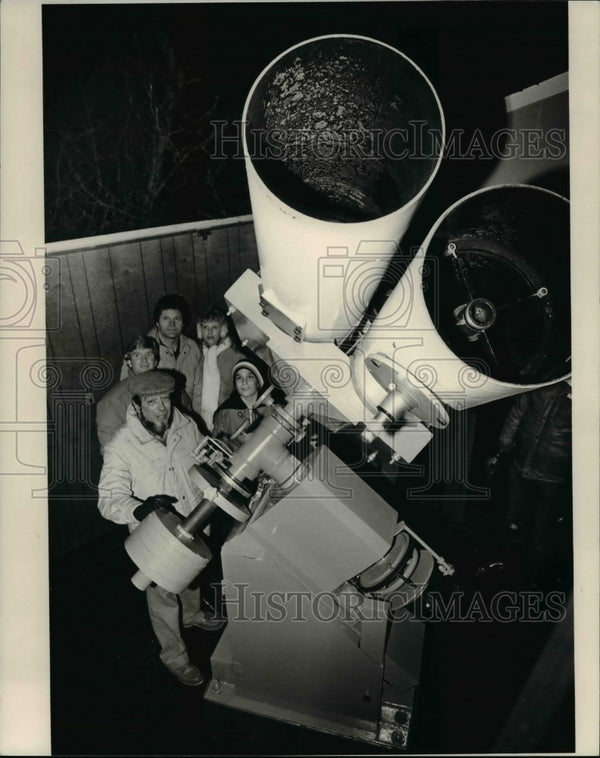 1985 Press Photo An amateur astronomers at a Halle's Comet party ...