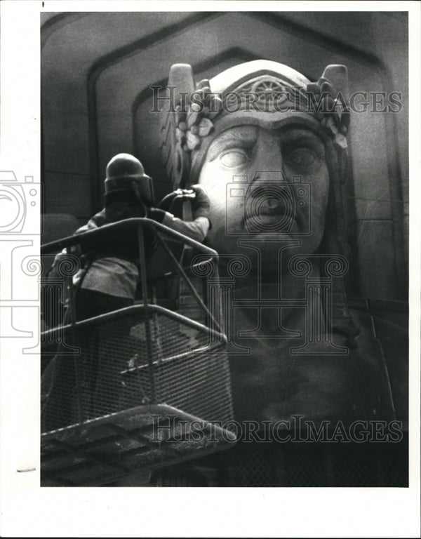1983 Press Photo Steve Hastly cleaning statue at Carnegie bridge ...