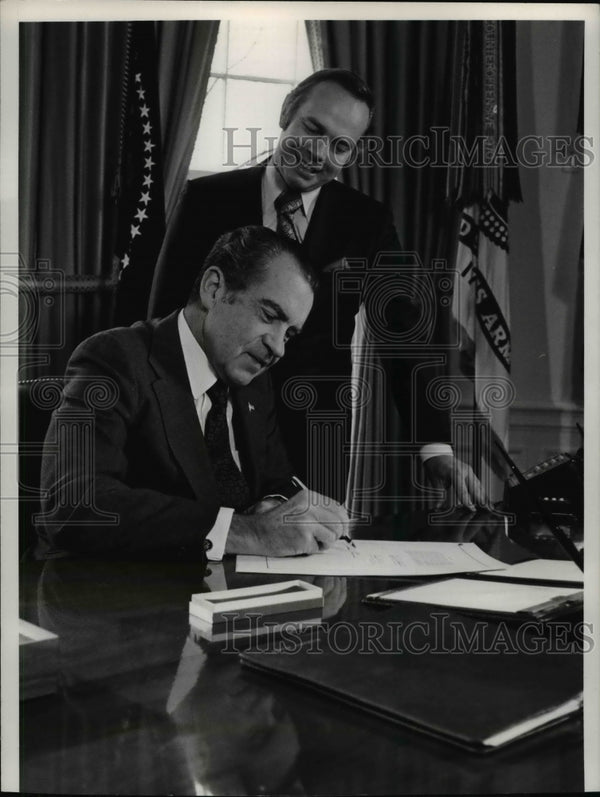 1974 Press Photo President Richard Nixon and rep. Norman Lent ...