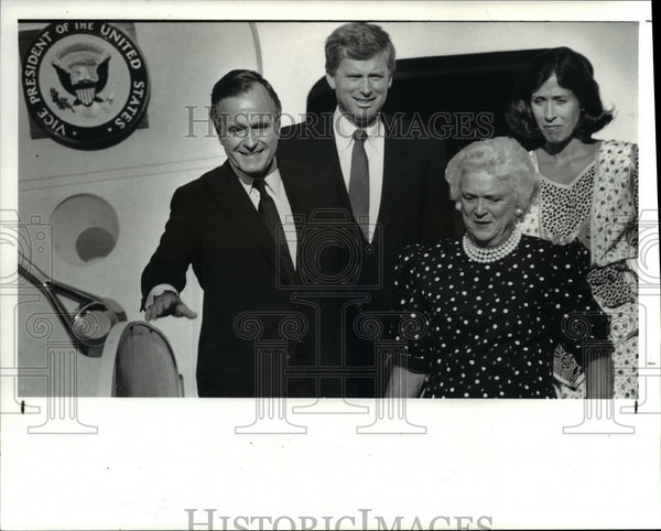 1988 Press Photo Vice President and Senator Quayle with their wives in ...