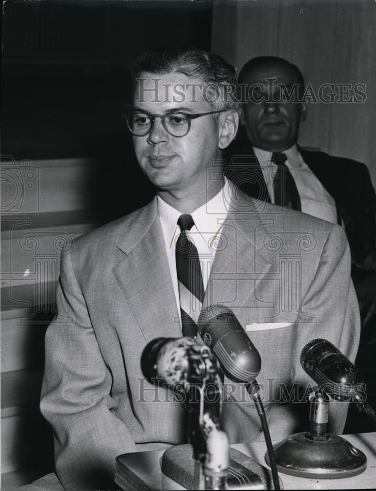 1954, Dr. Steve Sheppard takes the stand. - cvb06592 – Historic Images