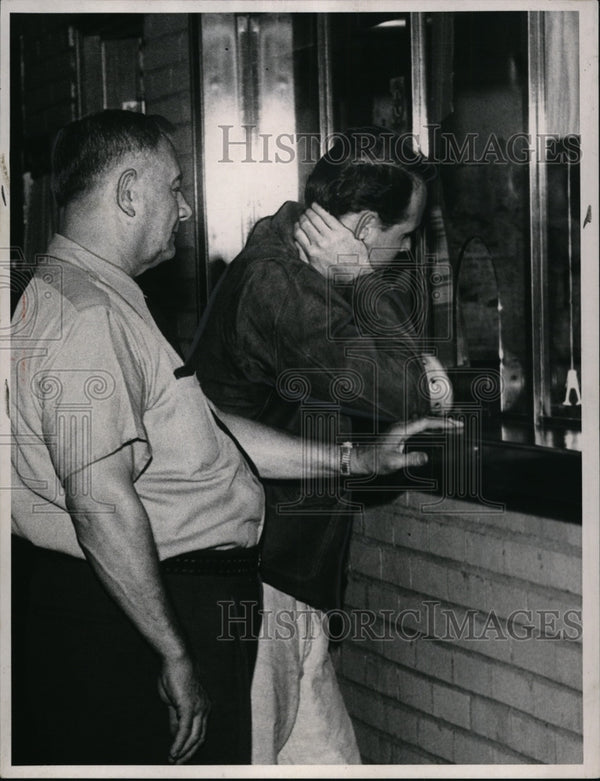 1954 Press Photo Cheif night jailer (left) Joseph Yusko and Dr. Sam Sh ...