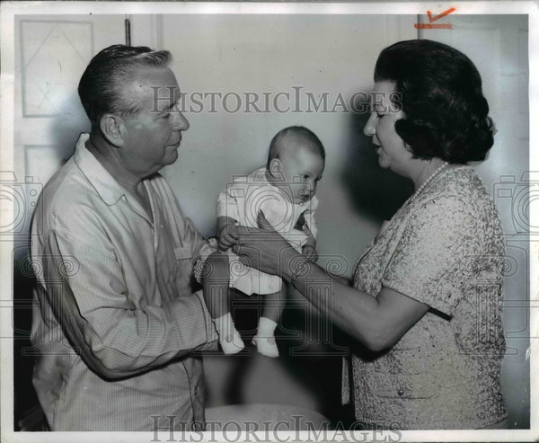 1968 Press Photo The Governor, Mrs. Rhodes and granchild - cvb10676 ...