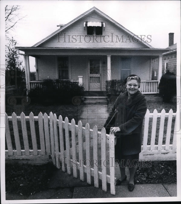1971, Mrs Wendell Neff, working in the Villages' Records section ...