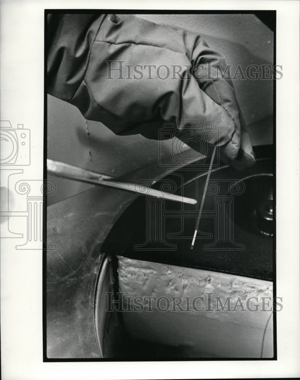 1989 Press Photo Dr Martin Quigley demonstrates how eggs are stored ...