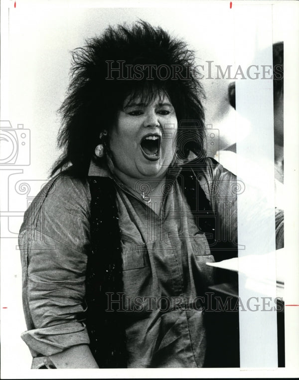 1985 Press Photo Harriet Leider, Torch Singer rehearses with Cleveland ...