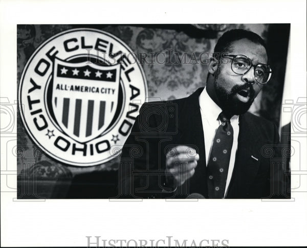 1990 Press Photo Mayor Mike White talks about the CSU Winbush problem ...