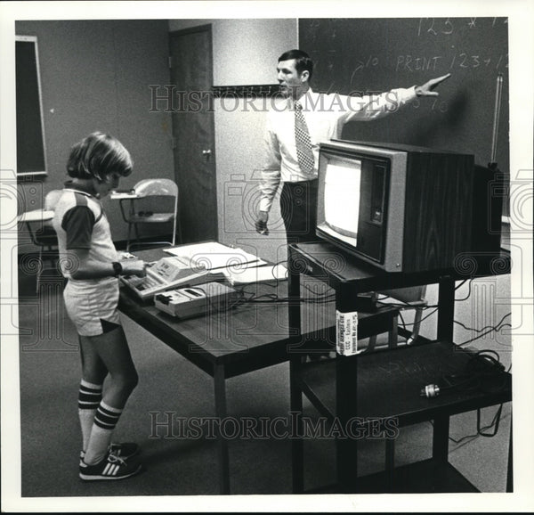 1981 Press Photo Charles Langmack, operates computer with Tom Hanson ...