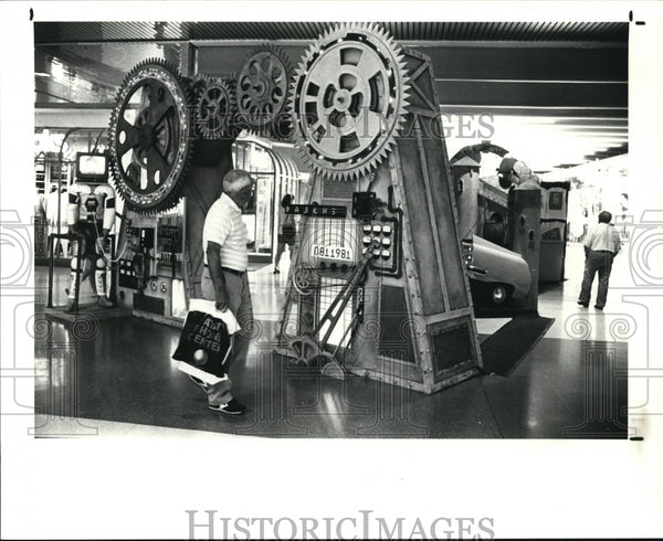 1988 Press Photo MTV's Museum of Unnatural History, Parmatown Mall - c ...