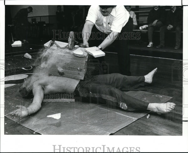 1980 Press Photo World Karate record holder D Bob Miller, lies on a be ...