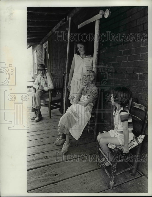 1965 Press Photo Dave Himes & wife Nancy living in poverty - cvb24134 ...