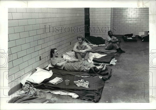 1984 Press Photo Summit County jail prisoners on their mattresses on f ...