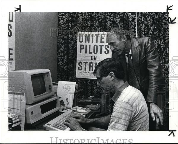 1985 Press Photo Bob Scherman Duane Harrison United Airlines Pilots On ...