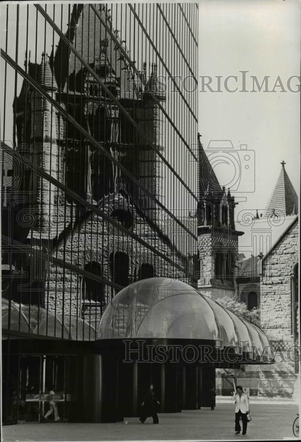 1977 Press Photo Boston's Trinity Church is reflected in the galss-she ...