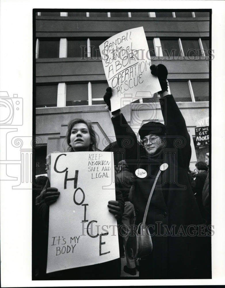1989 Press Photo Susan Gayle and Molly Renfroe and other demonstrators ...