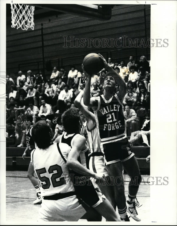 1987 Press Photo Mike Larry Ewen and Paul Neumann-basketball action ...