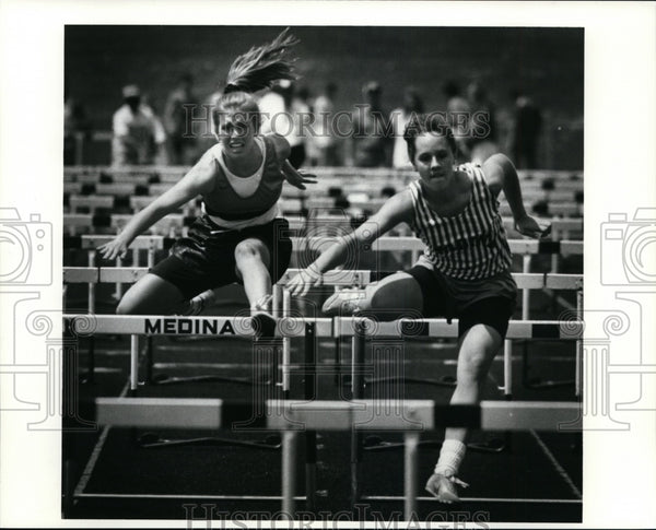 1991 Press Photo Medina Country track meet-Rochele Meyer and Carrie He ...
