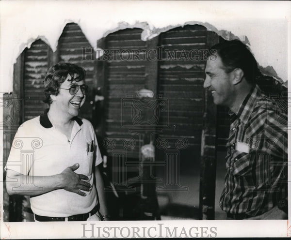 1981 Press Photo Jim LaRue and unidentified contractor of Home Renovat ...
