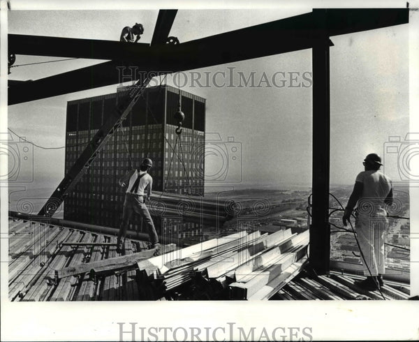 1982 Press Photo Medical Mutual building iron workers-Jim Wells and To ...