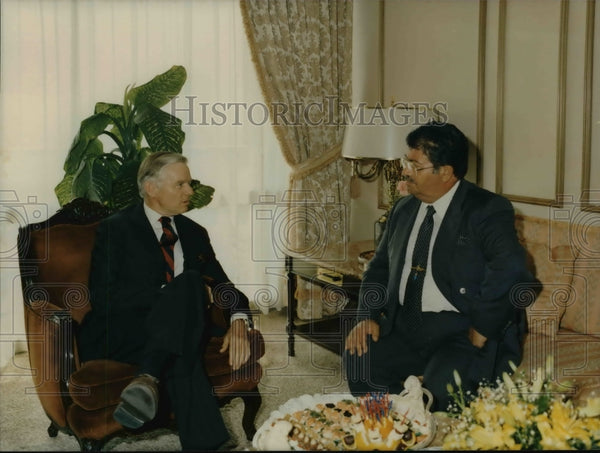 1989 Press Photo Thomas Vail and Turgut Ozal, Prime Minister of Turkey ...