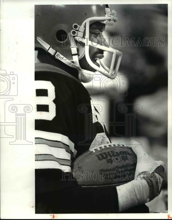 1980 Press Photo Ron Bolton Holds Ball On the Sidelines - cvb39524 ...