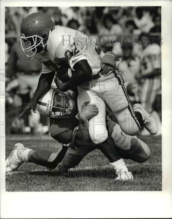 1985 Press Photo Thomas Smallwood Dragged by Scott Scheper in Football ...
