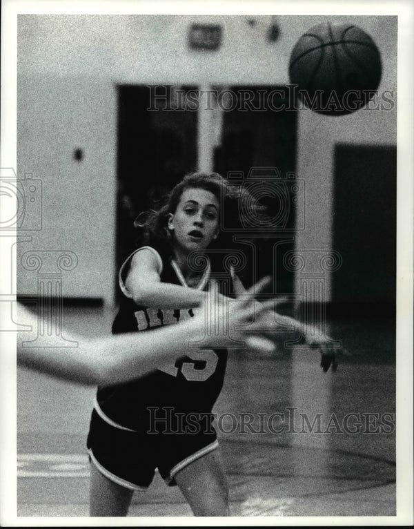 1991 Press Photo Katie Slattery (15) passes down the court - cvb40037 ...