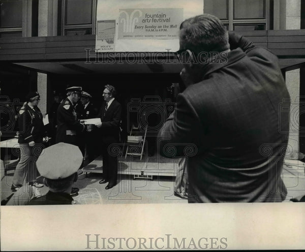 1973 Press Photo Mayor Ralph J. Perk shaking hands with James Dodd - c ...