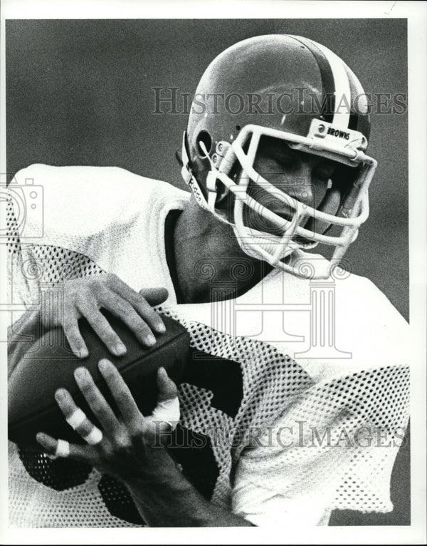 1985 Press Photo Browns wide receiver Tom Brennan catches them - cvb43 ...