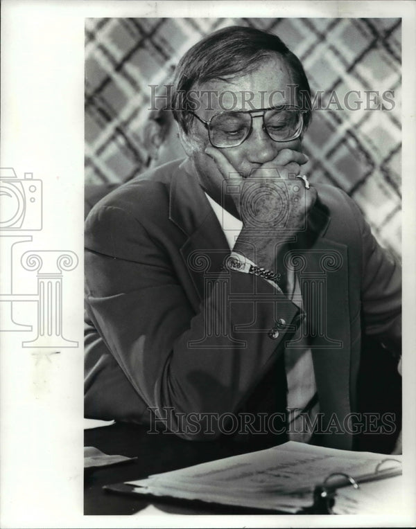 1982 Press Photo Cleveland Cavaliers owner Ted Stepien thinks about th ...