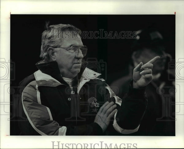 Press Photo Cleveland Browns coach, Jim Shofner gives instructions - c ...
