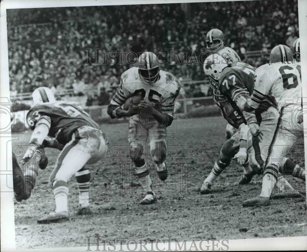 1972 Press Photo Bo Scott gains 5 yards to Bills' Jerry Patton & Dick ...
