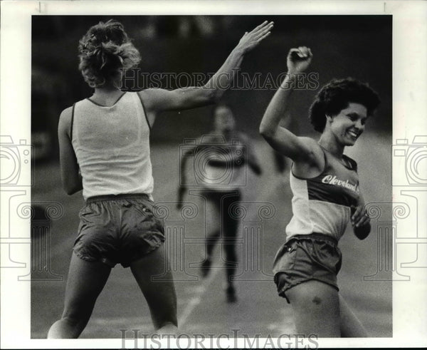 1986 Press Photo Leslie Ritter and Chris Kohler share a high five - cv ...
