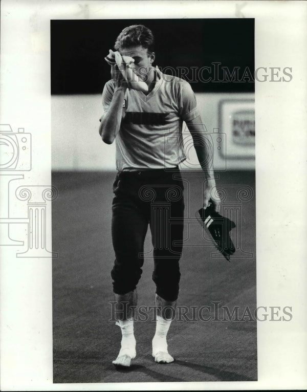 1985 Press Photo Andy Champman wipes his brow as he leaves practice ...