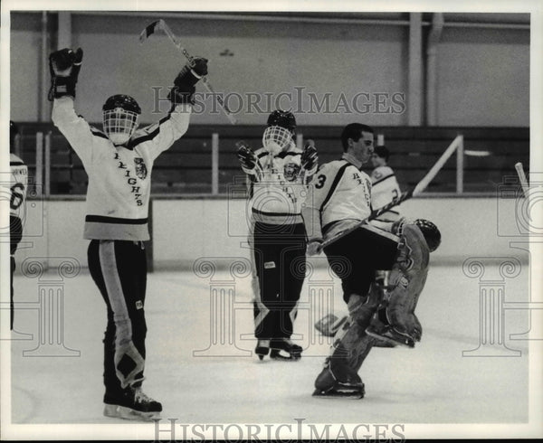 1985 Press Photo Goalie, Greg Nowak, does victory dance after win at B ...