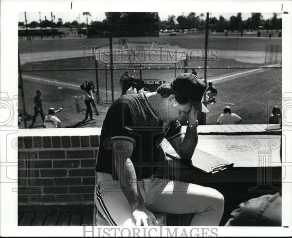 1988 Press Photo Pitching coach, Mark Wiley during practice at Hi Corb ...