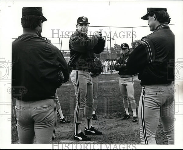 1988 Press Photo Pitching coach Mark Wiley talks to pitchers in traini ...