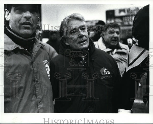 1990 Press Photo Bud Carson during Browns and Buffalo Bills football g ...
