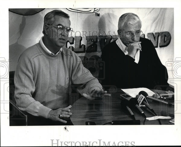 1990 Press Photo: New Browns Head Coach Jim Shofner and Art Modell - c ...