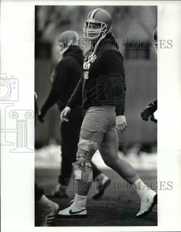 1987 Press Photo Mike Baab braves freezing rain at Browns practice in ...
