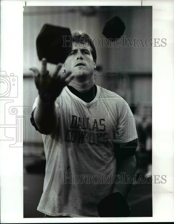 1988 Press Photo Gregg Rakoczy works out by juggling small weighted ba ...
