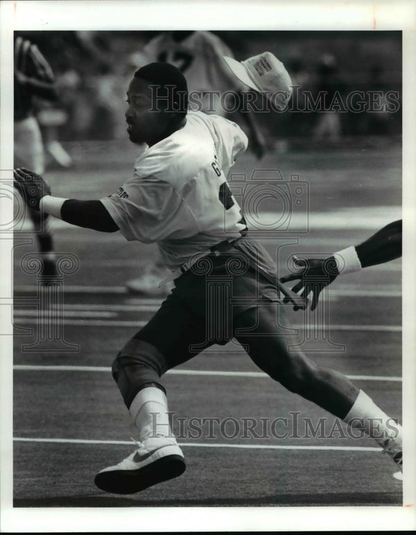 1990 Press Photo Greg Pruitt of the Cleveland Browns runs for a first ...