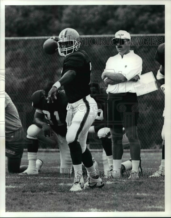 1991 Press Photo Cleveland Browns QB Michael Proctor (7) at practice a ...