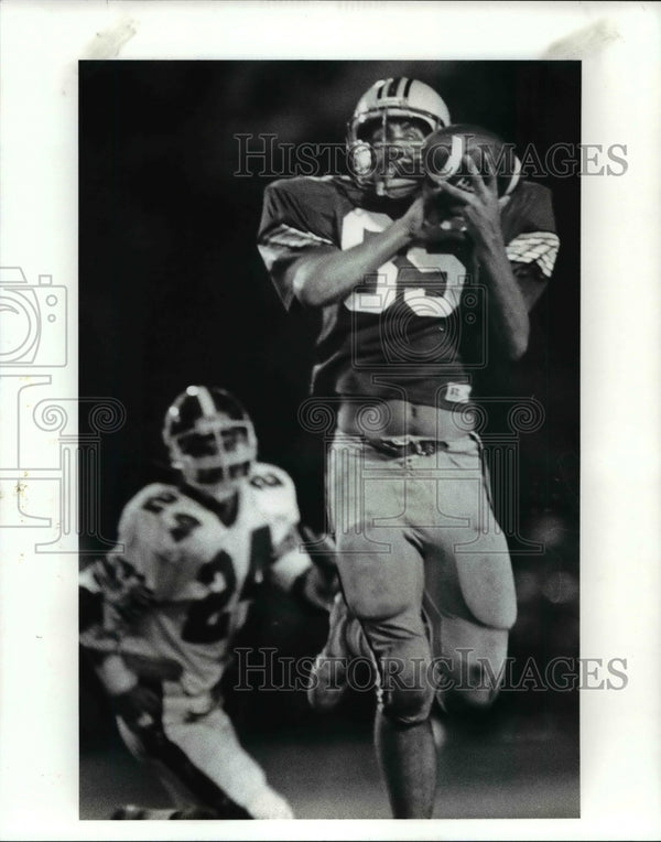 1986 Press Photo Joe Tracz catches 1st down pass against Barry Kirk. F ...