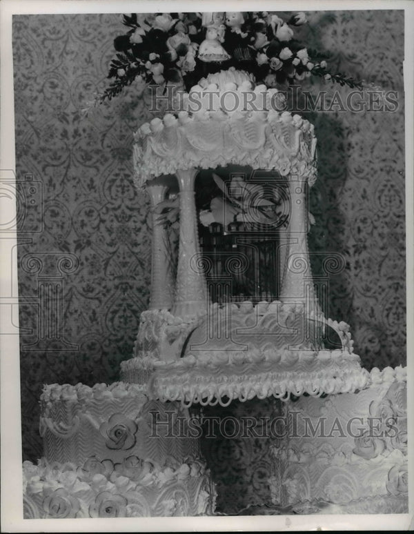1968 Unique wedding cake by Sherwin Catering, Mayfield - Historic Images