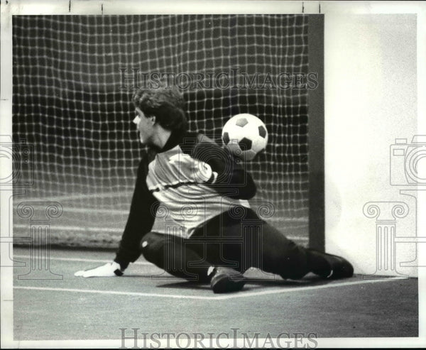 1986 Press Photo Goalie Don Hunt with North Royalton soccer team misse ...